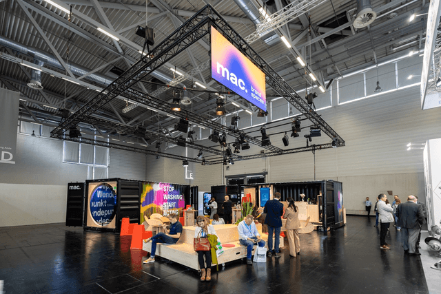 Roadshow - mac. brand spaces